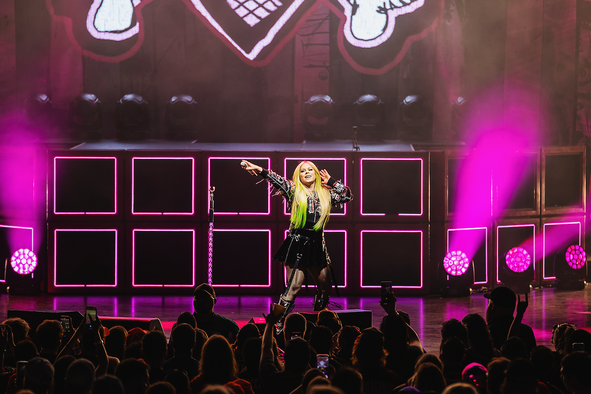 [PHOTOS] Avril Lavigne Celebrates Over 20 Years of Hits in Cincinnati
